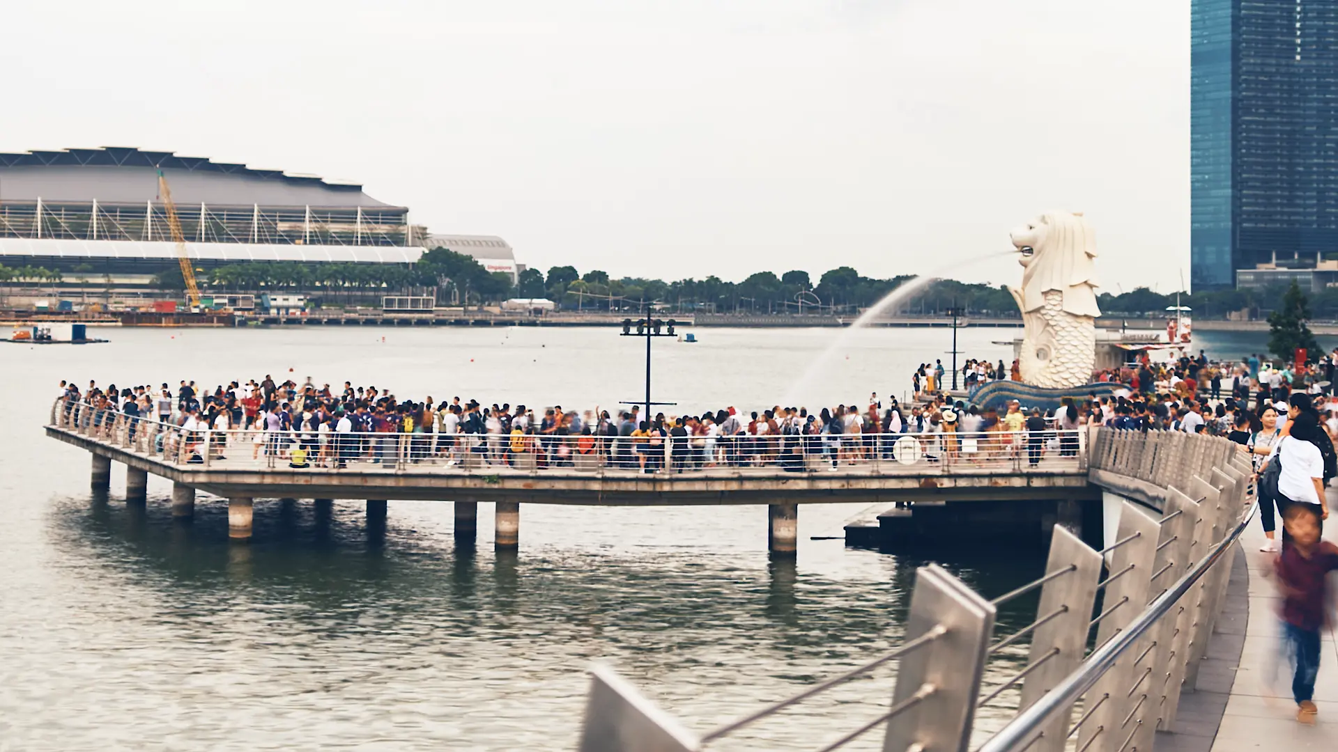 Crowds Waterfront Pier Building Fountain, Merlion Park | Singapore ...