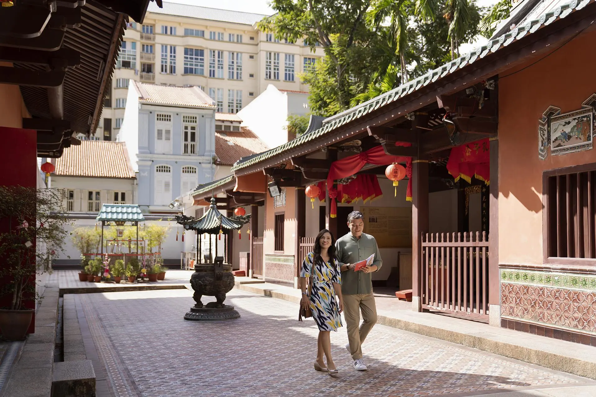 Lovers Amble Historic Building Red, Thian Hock Keng Temple | Singapore ...