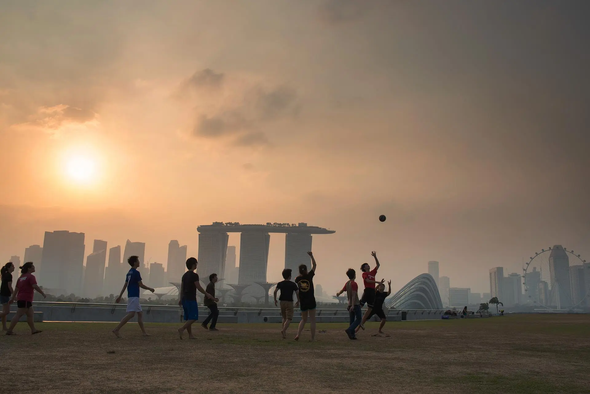 Field Ball Dusk People Silhouette, Marina Barrage | Singapore Tourism ...